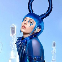 Ashnikko - Smoochie Girl - text - KaraokeTexty.cz